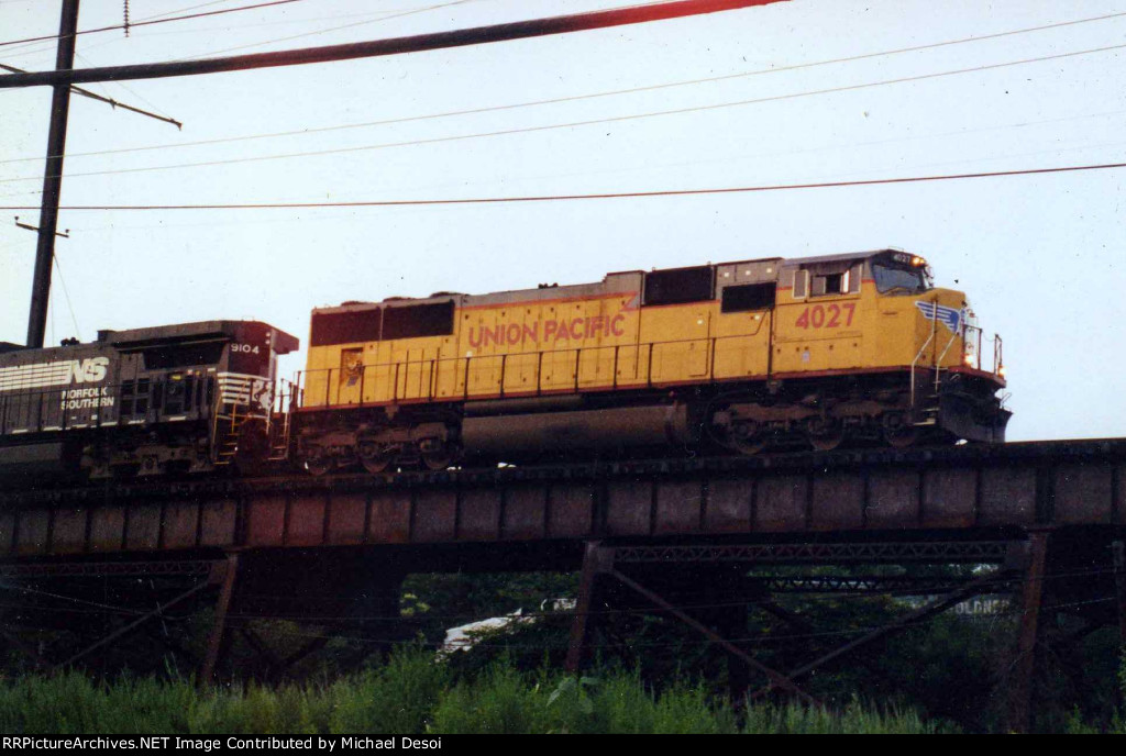 UP SD-70M #4027 leads an eastbound on the "woodwork" about to cross the Delaware River